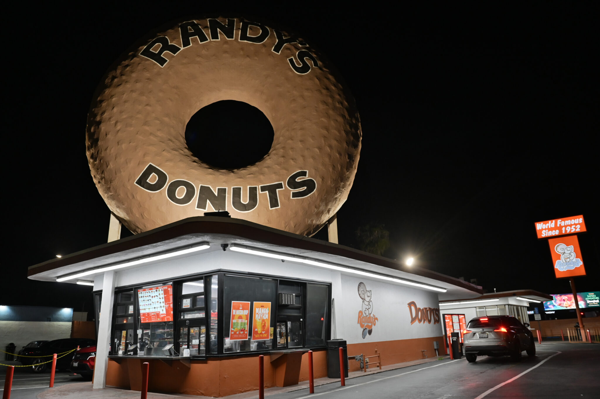Modern Lightscapes Lights Up Randy’s Donuts | Commercial Uplighting in ...